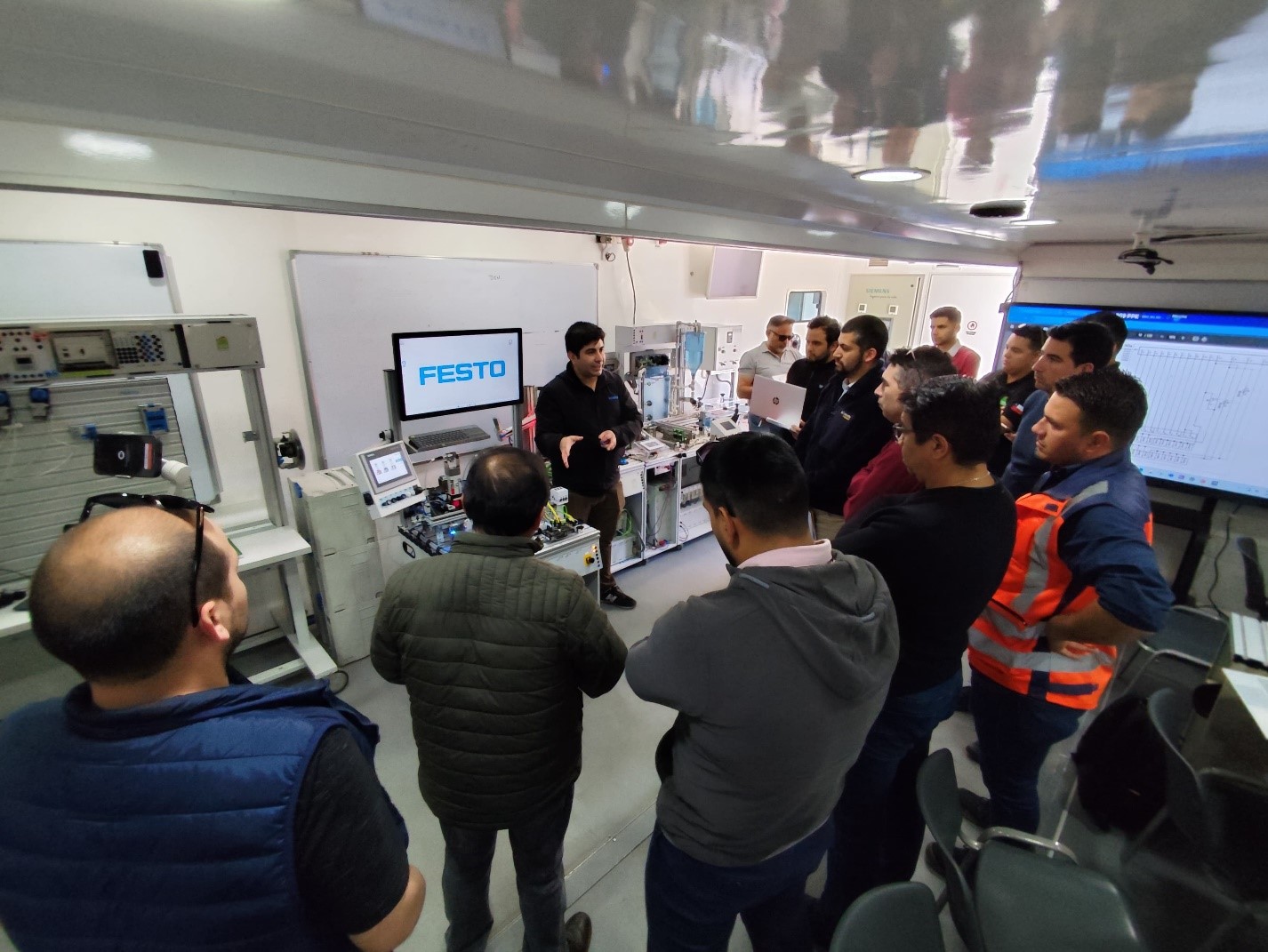 Finaliza con éxito el Programa de Capacitación En Equipamiento Aula Móvil de la Red SNA Educa ...